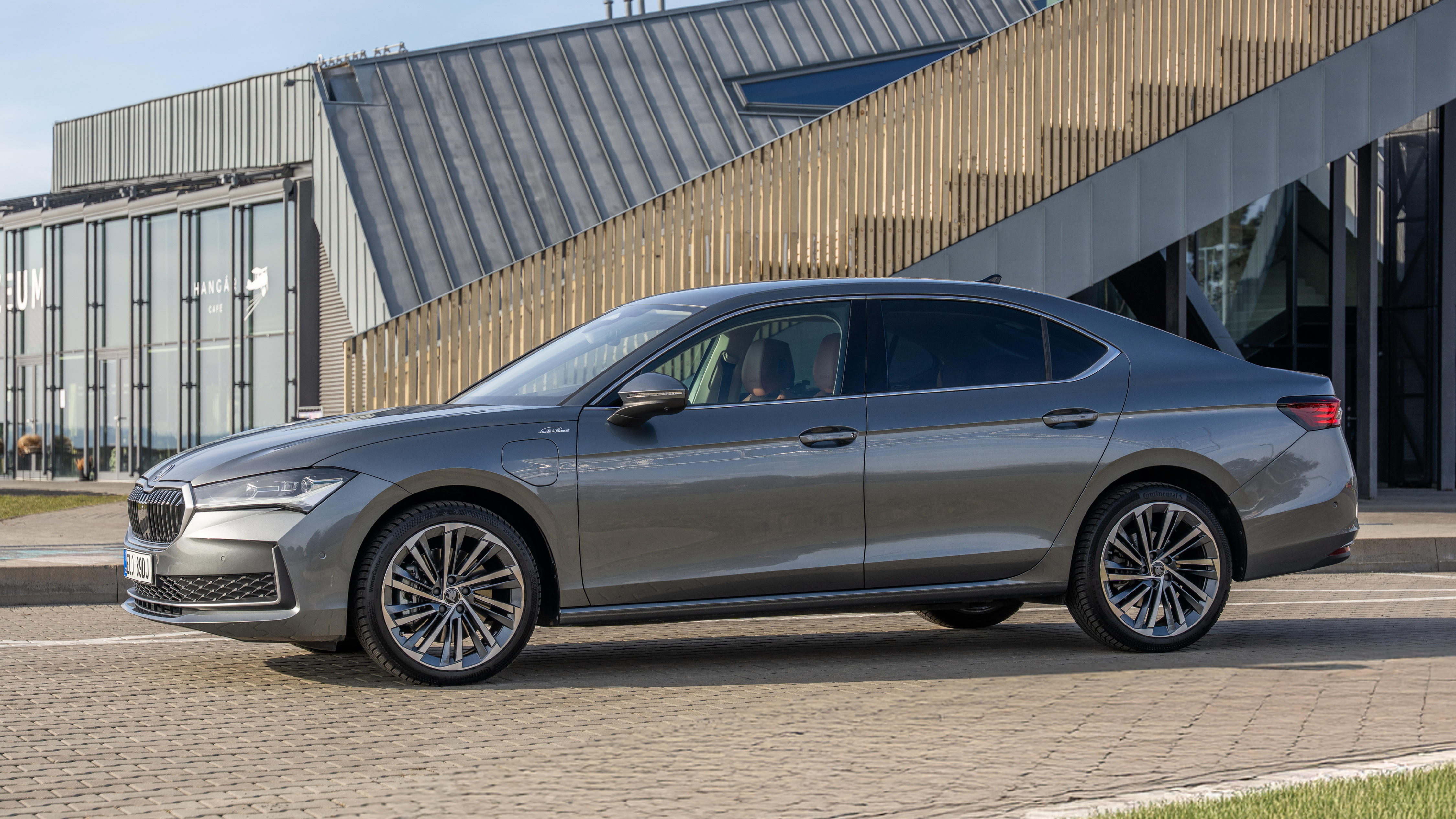 Škoda Superb liftback dostává plug-in hybridní pohon s výkonem 200 kW ...
